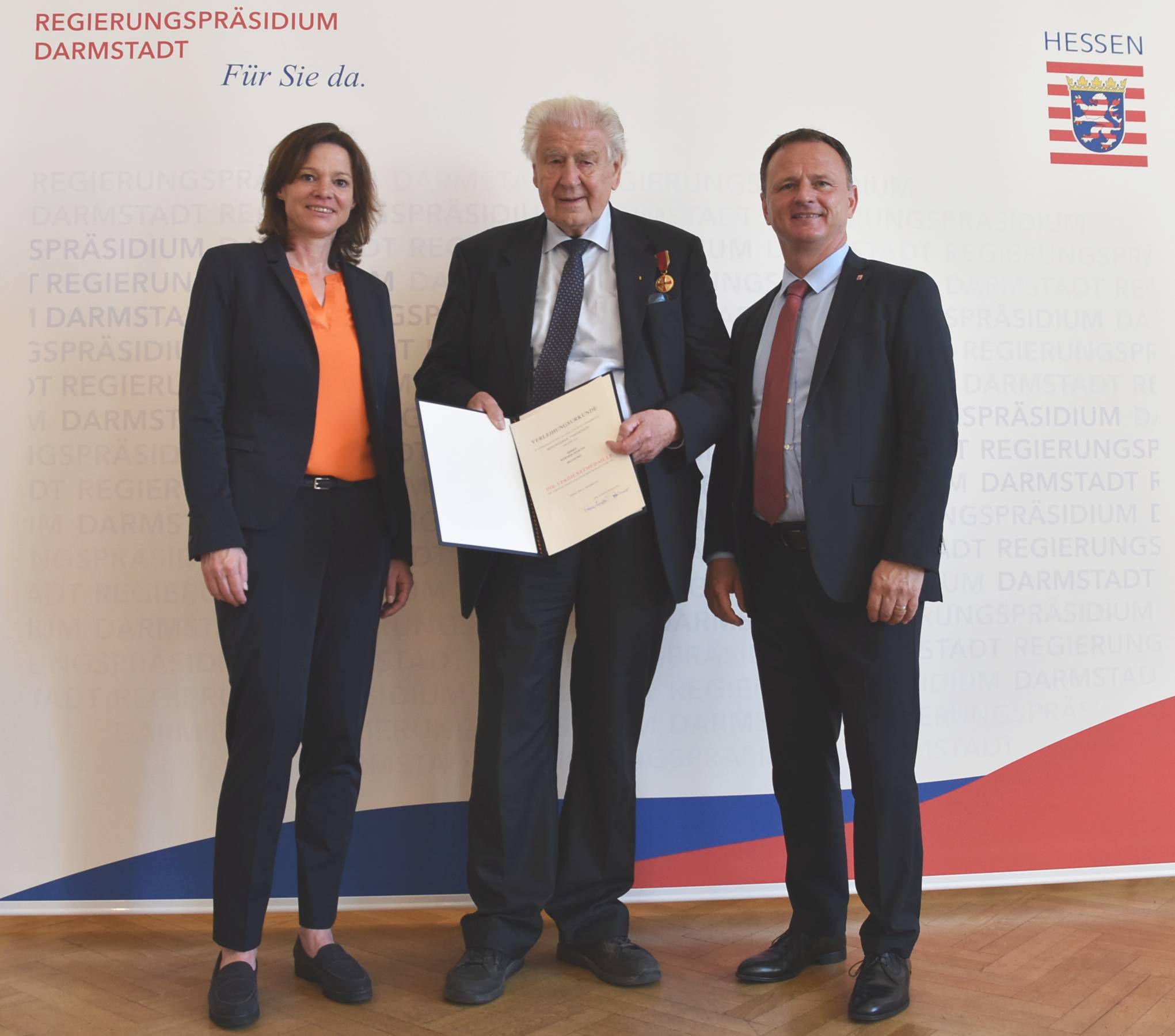 Verdienstmedaille an ehemaligen Vorsitzenden der Handballer verliehen ...